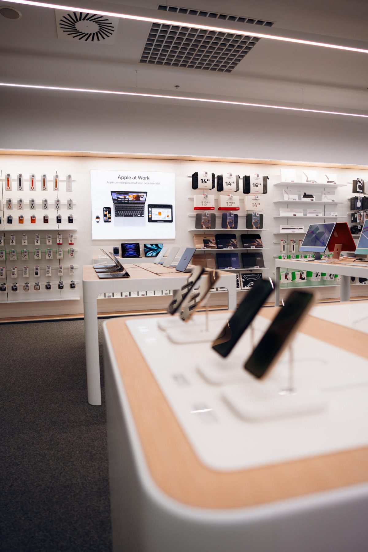 Otevření iWant Apple Premium Partner prodejny v Letňanech - Dolce Vita